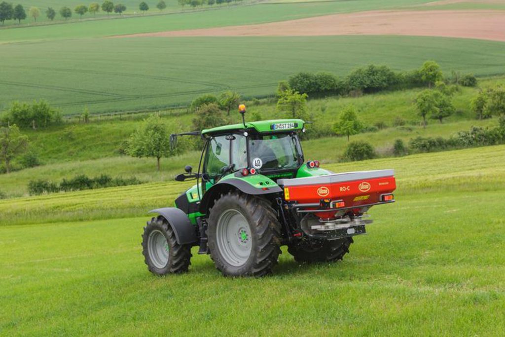 Vicon Pendulum Spreaders Range | KC Equipment